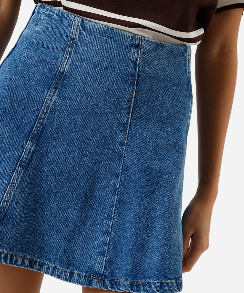 saia curta feminina jeans evasê com recortes azul