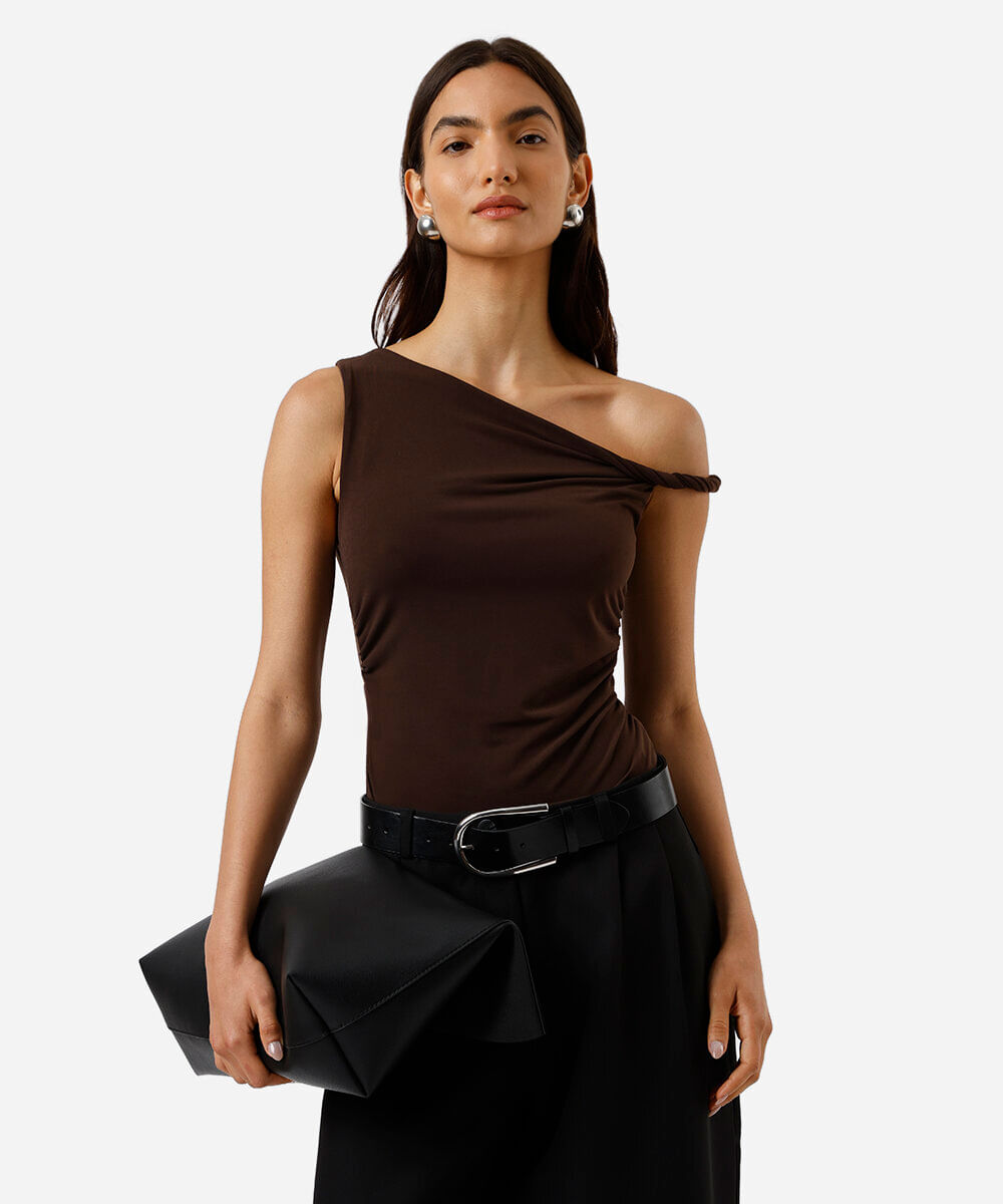 blusa feminina franzida assimétrica marrom