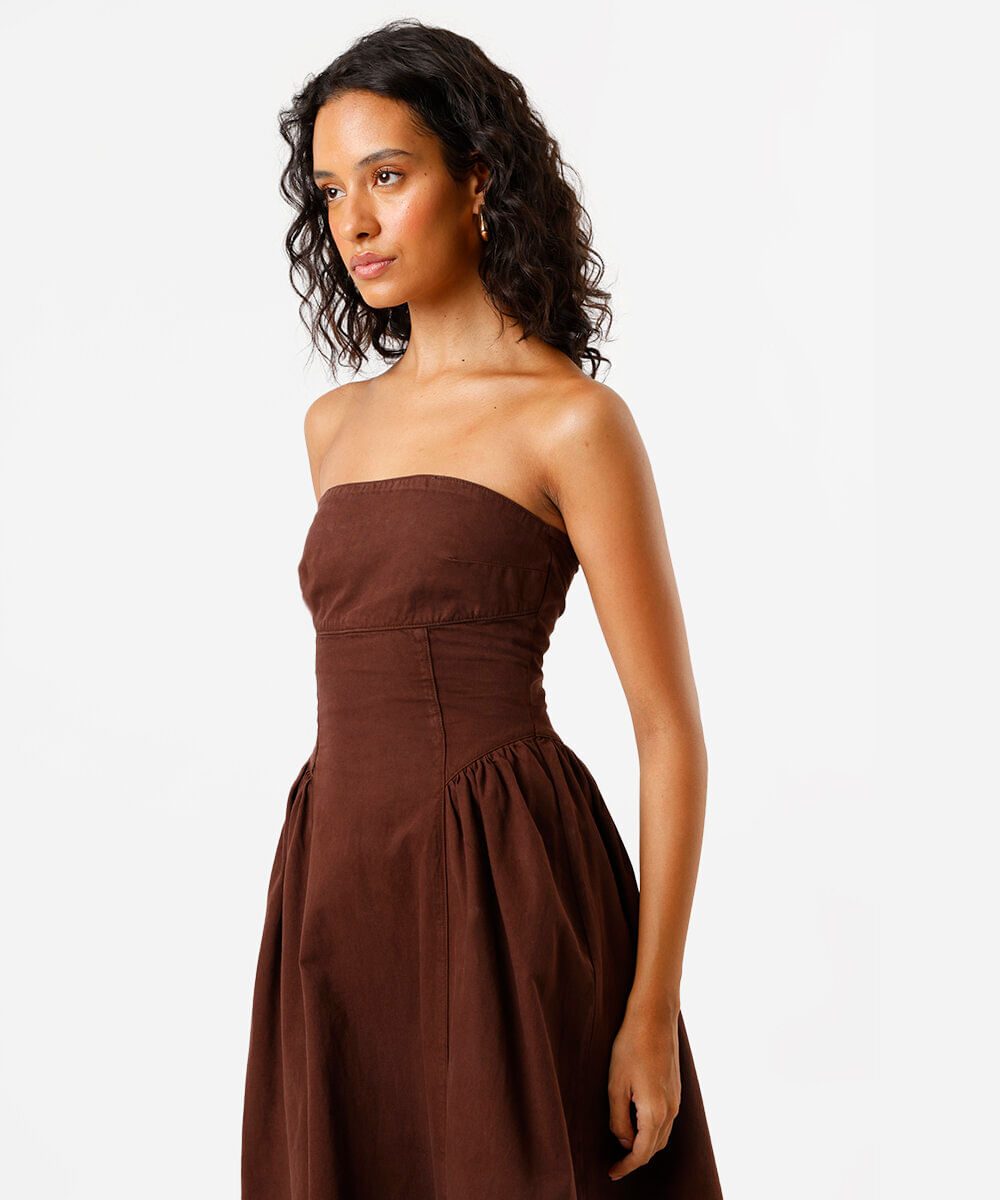 vestido midi feminino de sarja sem alça marrom